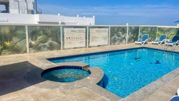 Piscina no piso superior