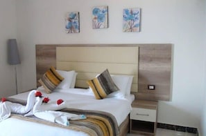 Suite Royal | Minibar, cofre no quarto, roupa de cama fornecida 