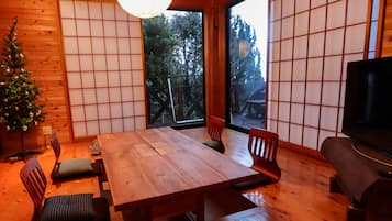Casa, 2 quartos | Sala | Televisor de ecrã plano de 45 polegadas com canais digitais, televisor