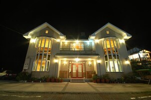 Fachada do alojamento (tarde/noite)