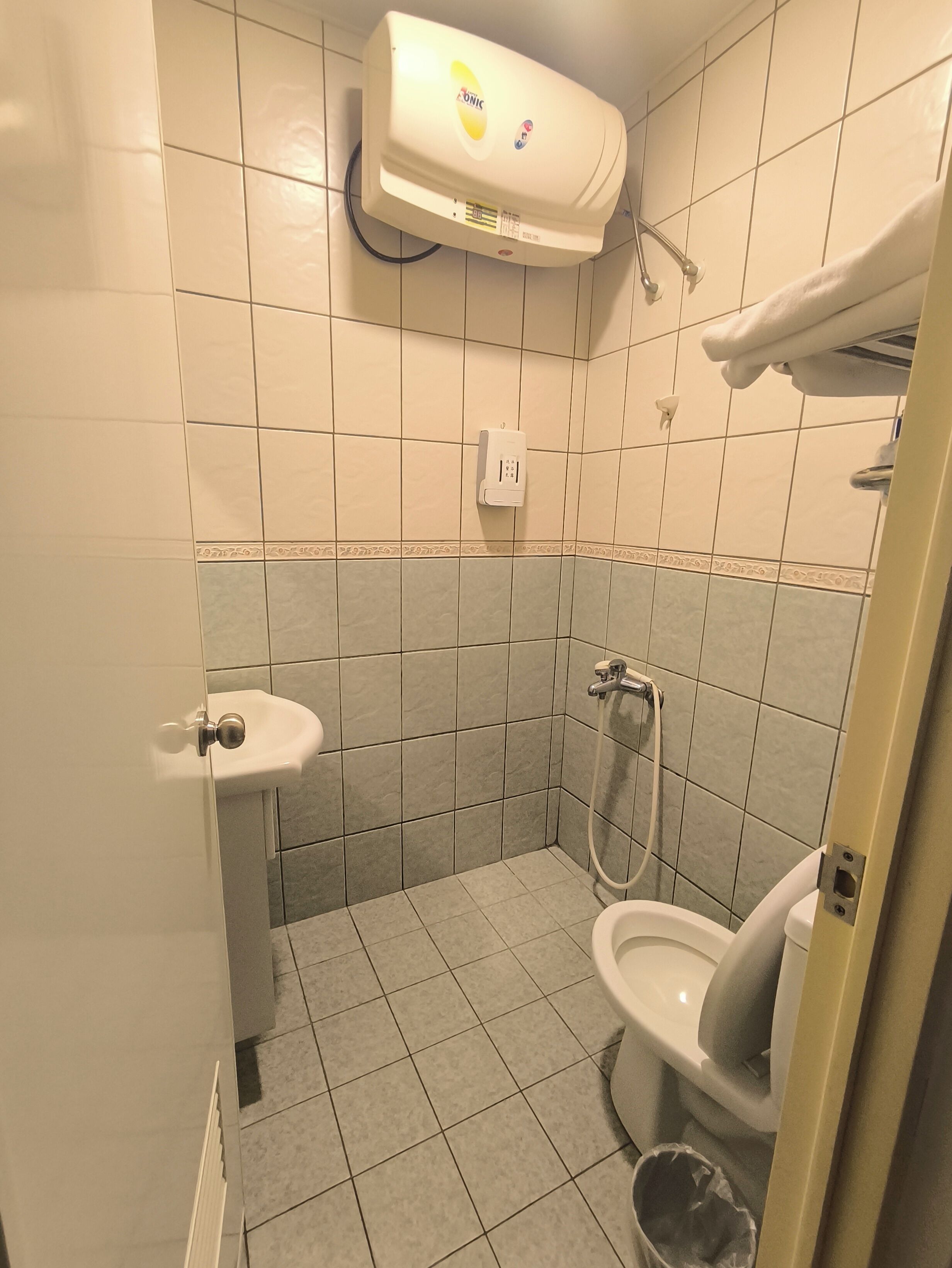 Quarto Duplo | Casa de banho | Um polibã, artigos de higiene pessoal grátis, um secador de cabelo 