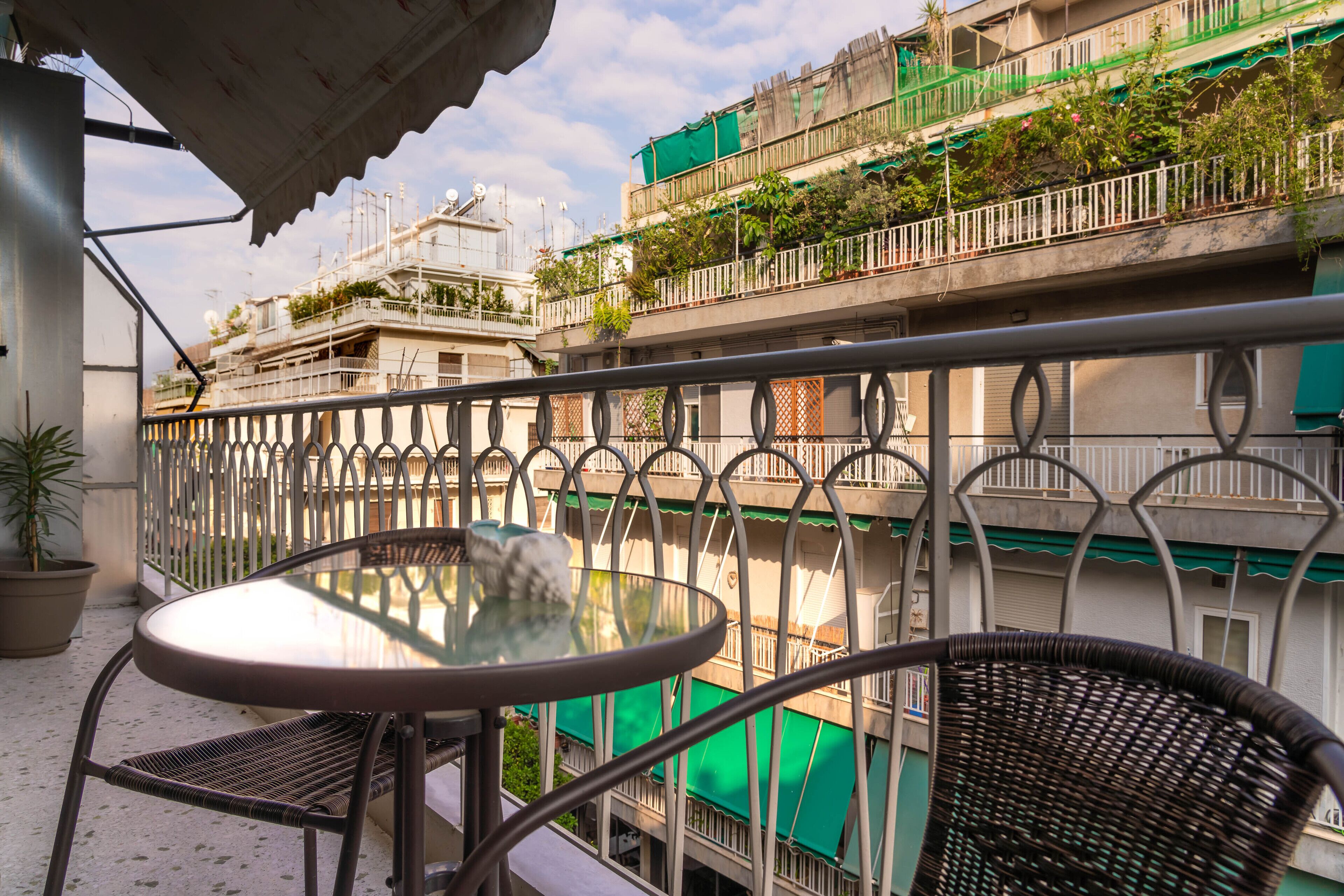 Apartamento (XII) | Vista para a rua