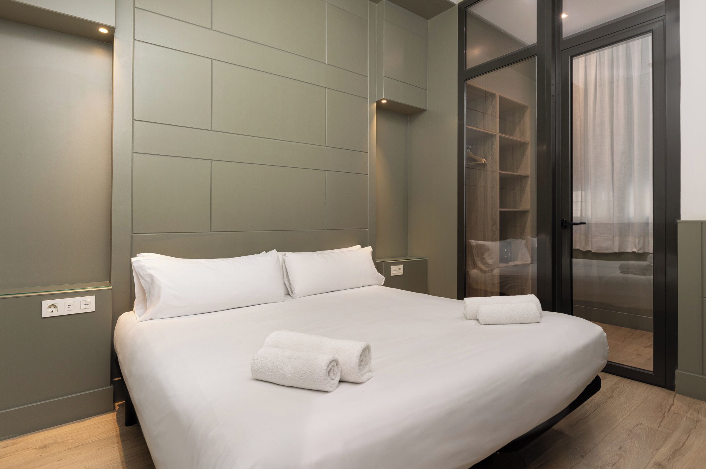 Apartamento superior, 2 quartos | Cofres nos quartos, escrivaninha, quartos à prova de som