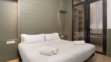 Apartamento superior, 2 quartos | Cofres nos quartos, escrivaninha, quartos à prova de som