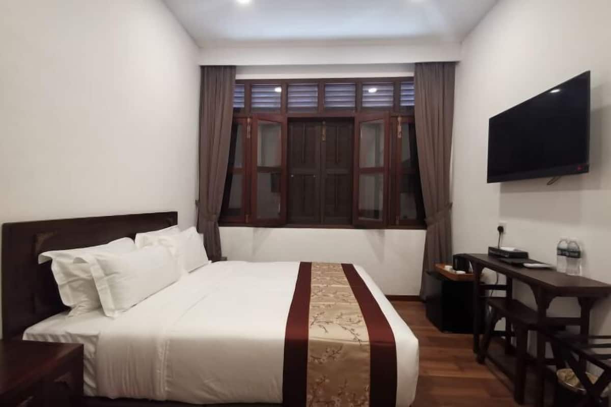 Roupa de alta qualidade, cofre no quarto, secretária