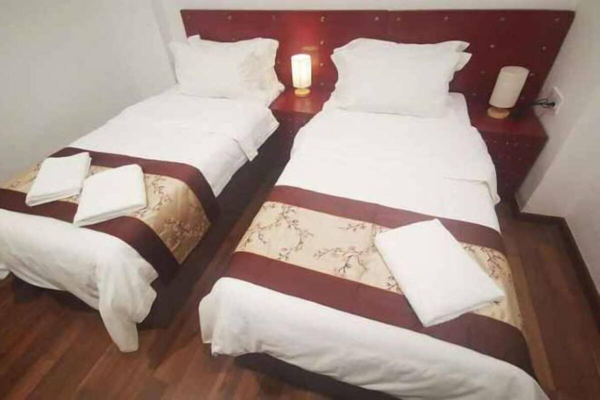 1 quarto, roupa de alta qualidade, cofre no quarto, secretária