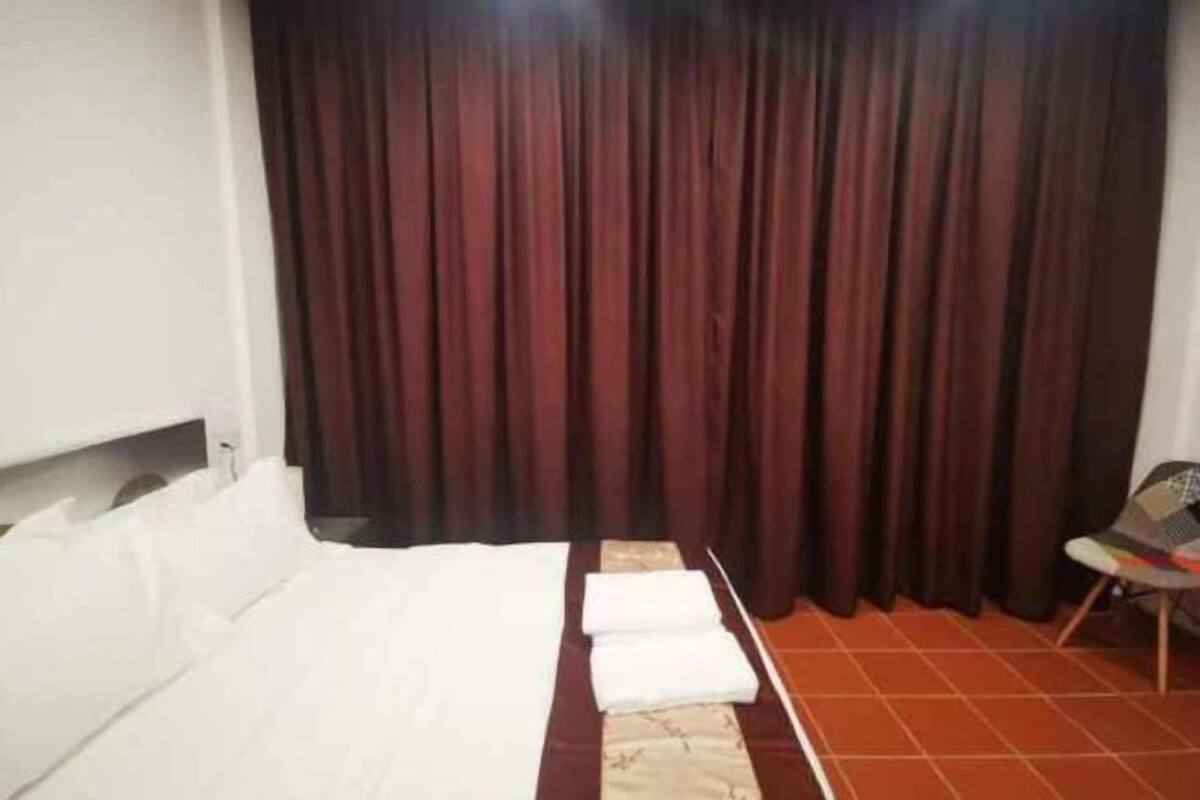 Roupas de cama premium, cofres nos quartos, escrivaninha