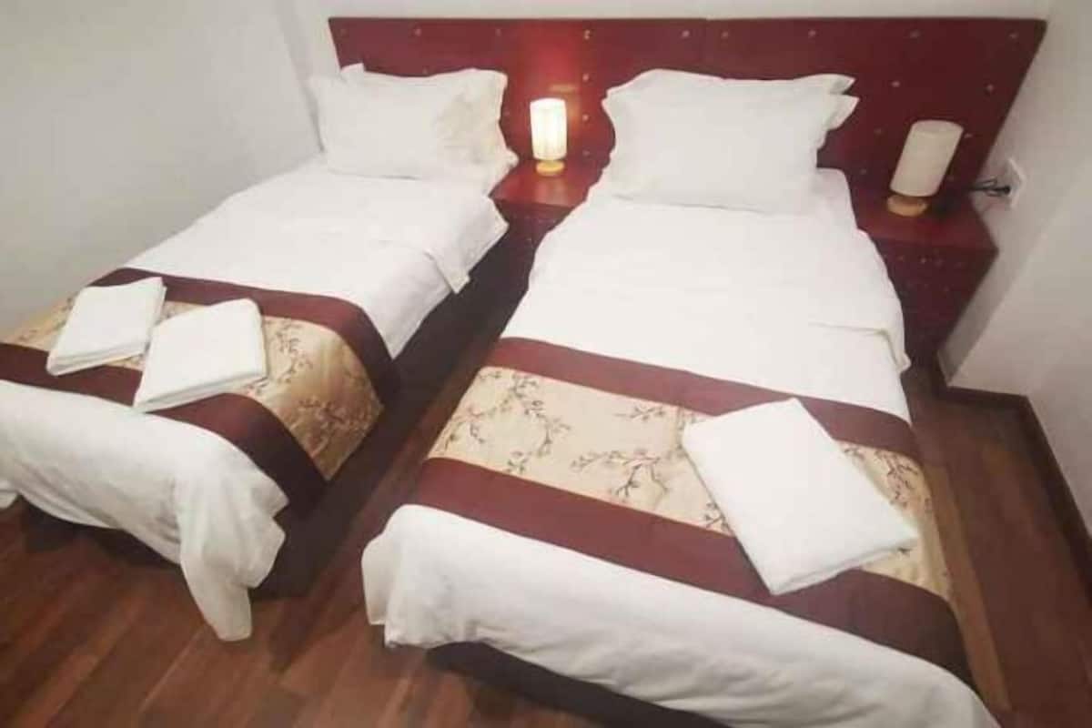 Roupa de alta qualidade, cofre no quarto, secretária