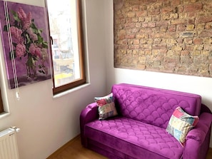 Apartamento Superior (3rd Floor) | Sala | Televisor de ecrã plano de 32 polegadas com canais via satélite