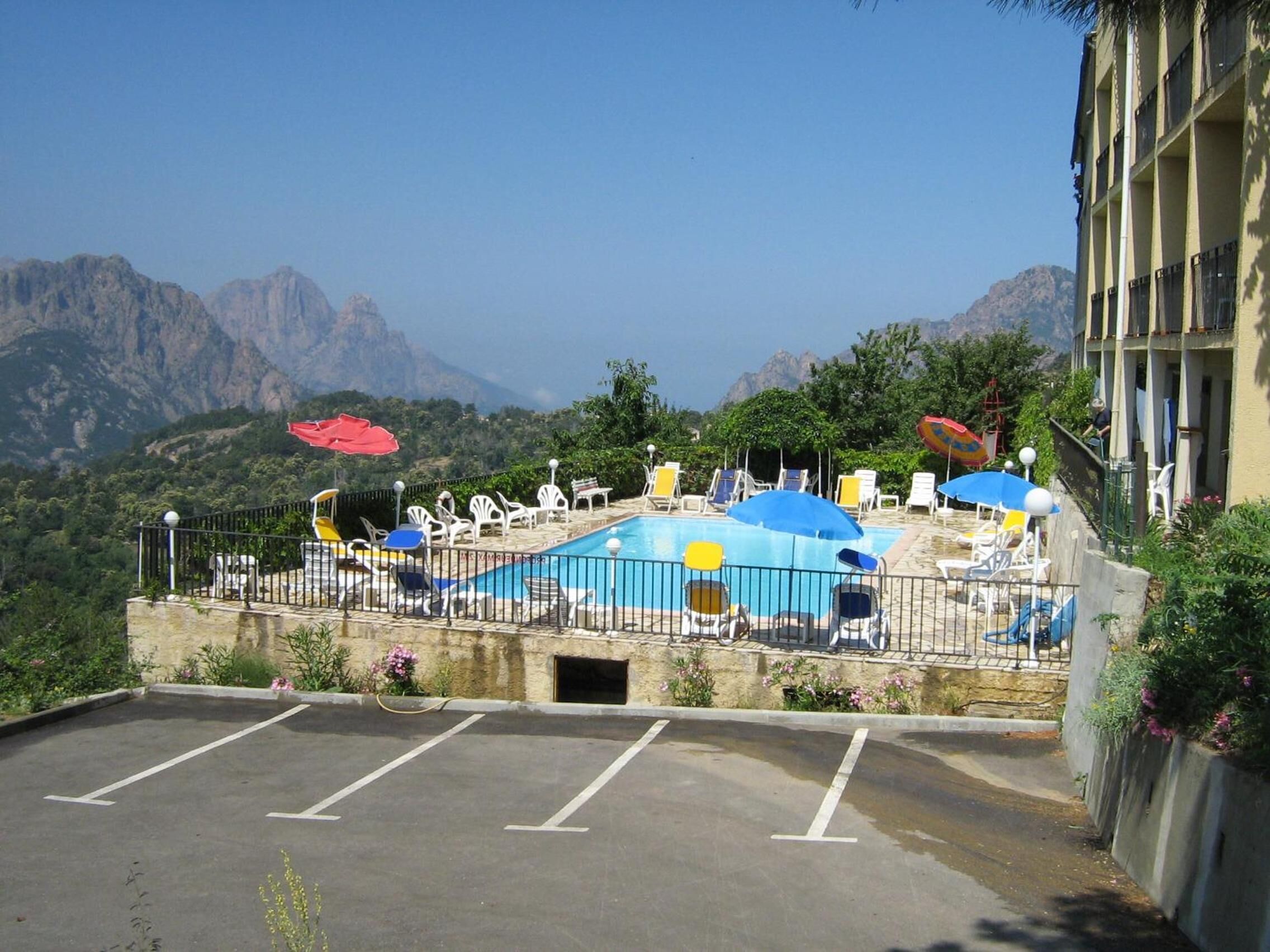 Piscina exterior sazonal, guarda-sóis, espreguiçadeiras 