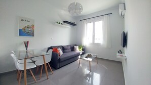 Apartamento, 2 quartos (6) | Sala de estar | Televisor de ecrã plano de 43 polegadas com canais digitais, televisor 