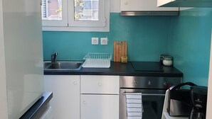 Apartamento, 2 quartos (7) | Cozinha privada | Uma cafeteira/bule, um frigorífico, um forno, uma placa de cozinha 
