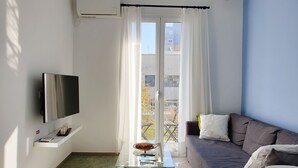 Apartamento, 2 quartos (7) | Sala | Televisor de ecrã plano de 43 polegadas com canais digitais, televisor 