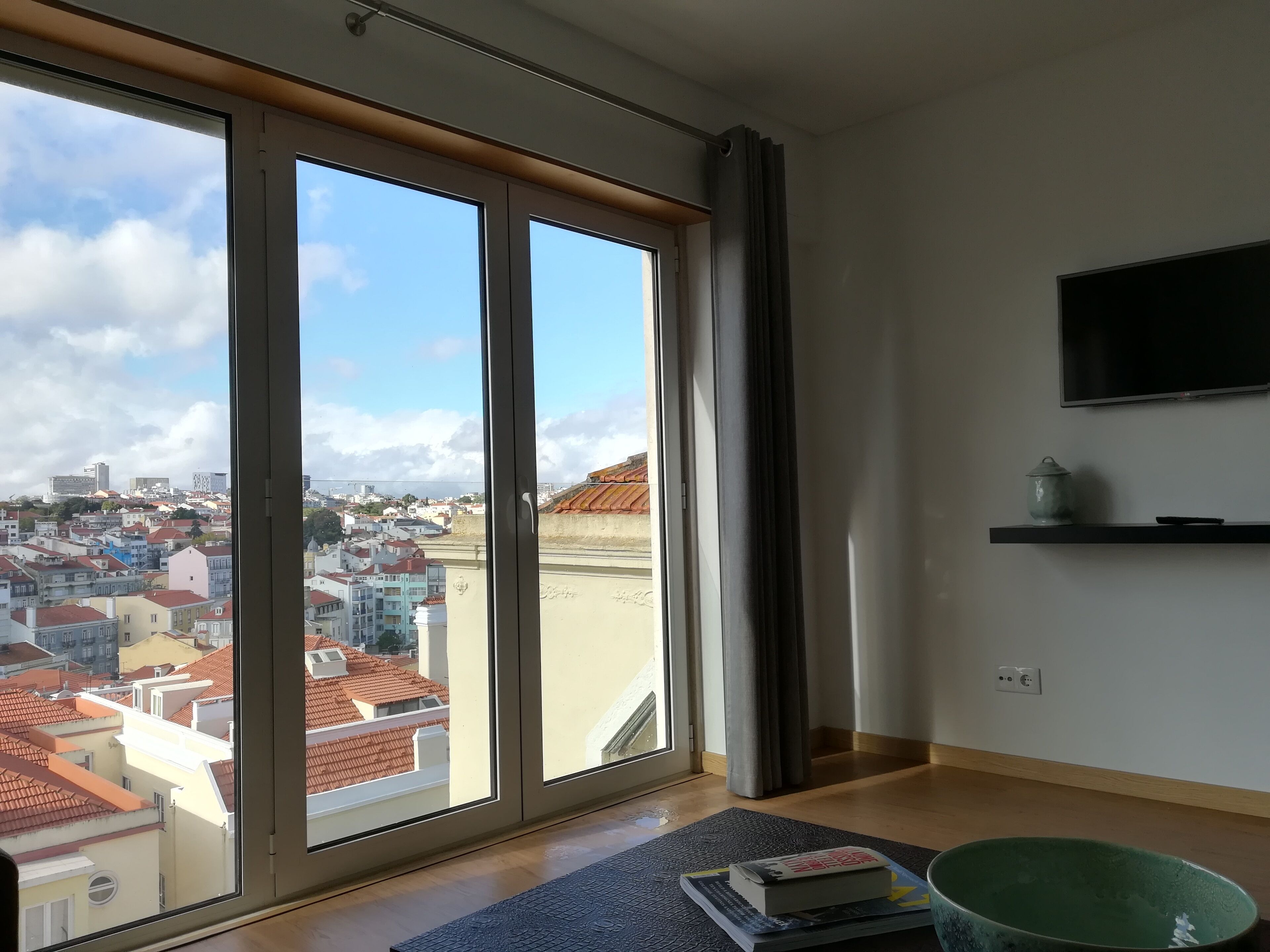 Apartamento Cidade, 2 quartos | Sala | TV de ecrã plano 