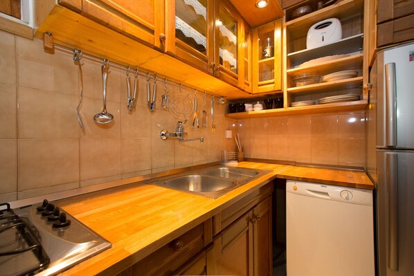 Apartamento, 1 quarto, vista para o mar | Cozinha privada | Geladeira, micro-ondas, fogão, cooktop
