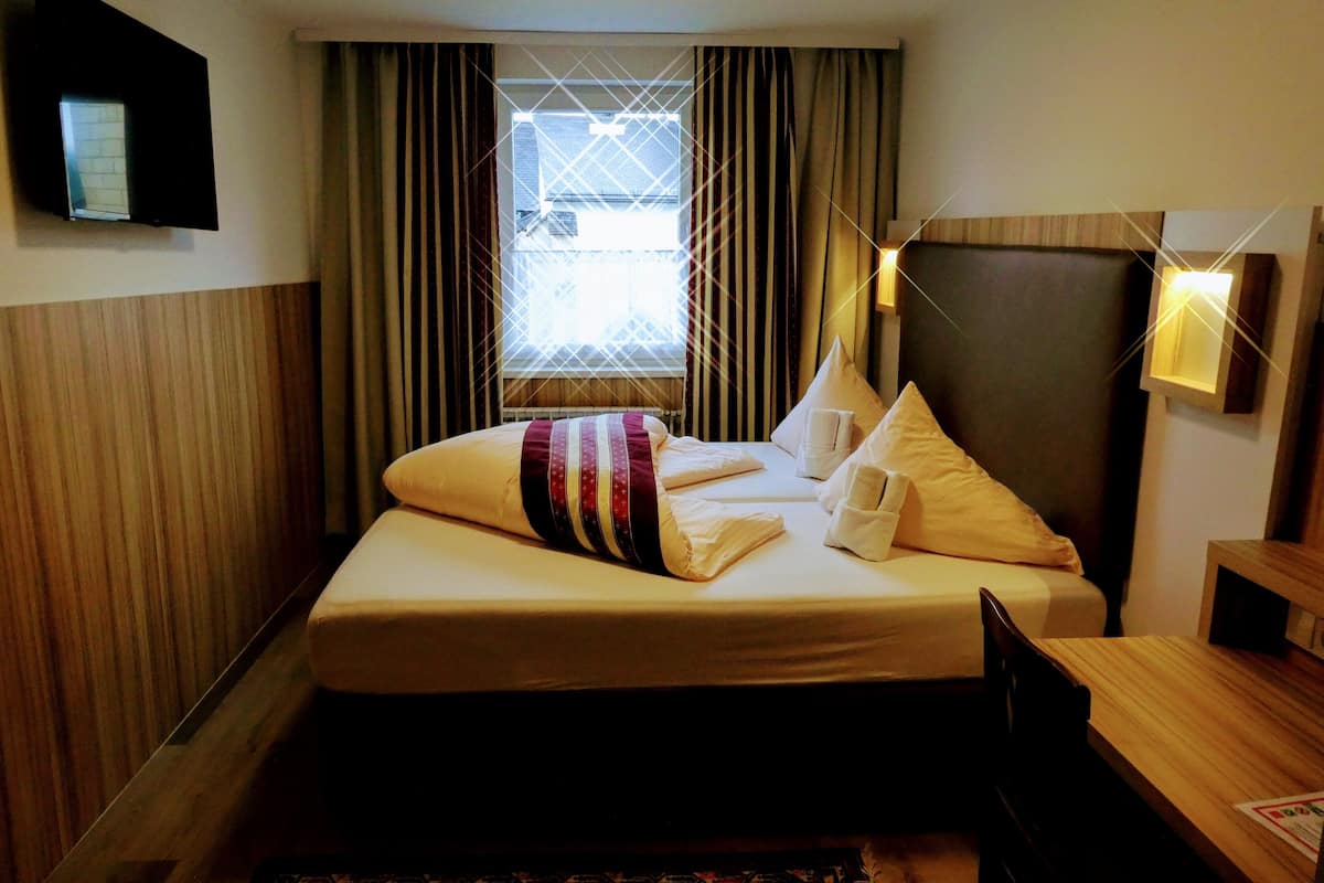Quarto casal clássico | Escrivaninha, Wi-Fi de cortesia, roupa de cama