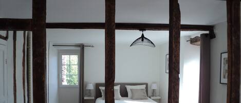 Quarto casal (Baigura) | Ferros/tábuas de passar roupa, Wi-Fi de cortesia, roupa de cama