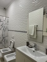 Quarto Triplo Comfort | Casa de banho | Um polibã, artigos de higiene pessoal grátis, um secador de cabelo 
