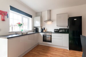 Casa Exclusiva | Kitchenette privada | Um frigorífico, um forno, uma placa de cozinha, uma cafeteira/bule 