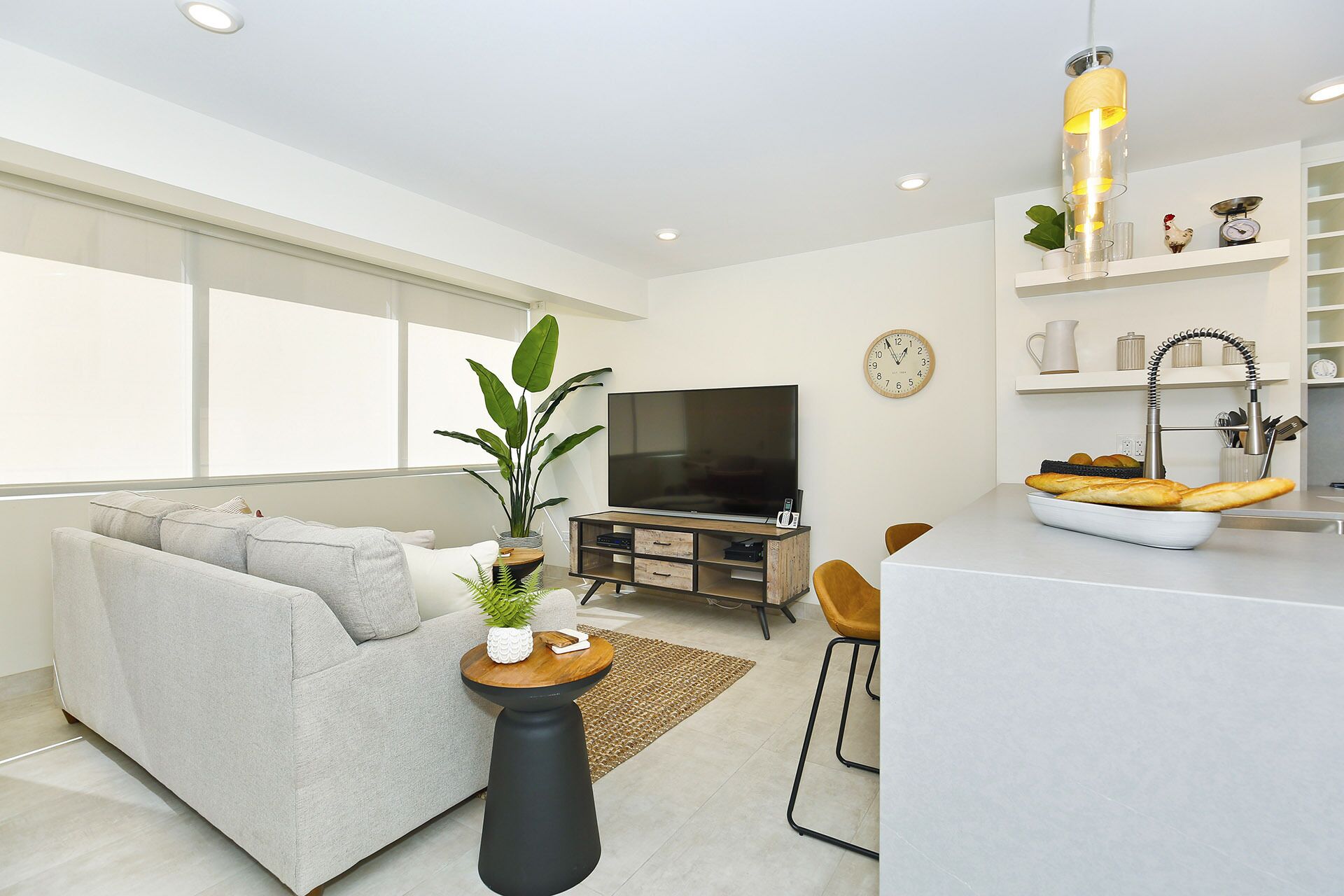 Fully Renovated Corner Unit A Block To Waikiki Beach! Parking, Ac, Wi-fi - Honolulu, HI