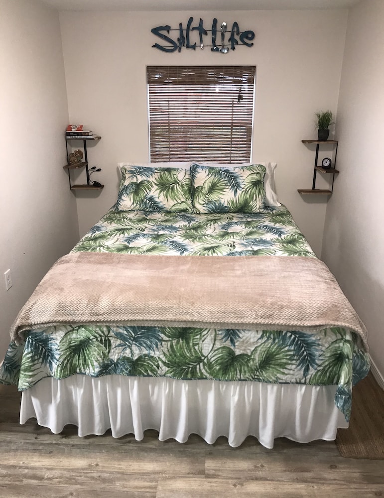 Vacay Getaway! Cozy Coastal South Bay Blue Bungalow - Bayside, TX