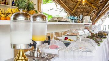Café da manhã com buffet todos os dias (USD 15 por pessoa)