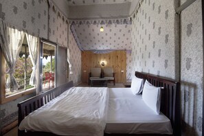 Tenda de Luxo, vista para o lago | Secretária, roupa de cama fornecida