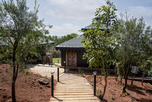 Tenda de Luxo, vista para o lago | Secretária, roupa de cama fornecida 