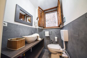 Apartamento, 1 quarto (In Famiglia) | Banheiro | Chuveiro, produtos de toalete grátis, secador de cabelo, bidê