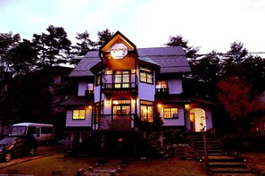 Uma casa de vários andares com uma placa chamativa que diz 'PENTON MARONEE WA'.