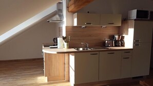 Apartamento (5) | Cozinha privada | Cafeteira/chaleira, geladeira grande, micro-ondas, fogão