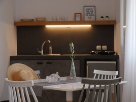 Apartamento, 1 quarto, vista para o mar | Sala de estar | TV de ecrã plano