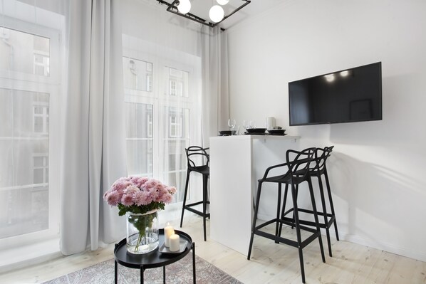 Apartamento Premier, 1 quarto (Blush) | Sala de estar | TV de ecrã plano