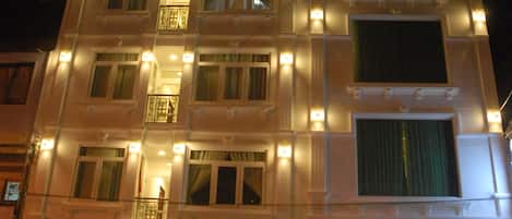 Fachada da propriedade à noite