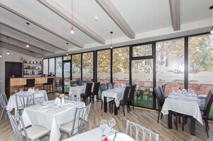 Café da manhã com buffet todos os dias (GEL 23 por pessoa) 