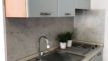 1 quarto, com decoração personalizada, com mobília individualizada