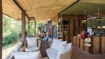 Café da manhã, almoço e jantar; culinária asiática