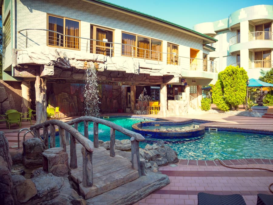 Piscina externa, guarda-sóis, espreguiçadeiras