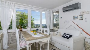 Apartamento, 1 quarto, terraço | Refeições no quarto