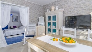 Apartamento, 1 quarto, terraço | Sala de estar | TV de ecrã plano 