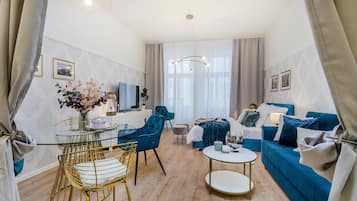 Apartamento Deluxe (Slezska 23) | Sala de estar | Smart TV, Netflix, brinquedos, filmes em estreia