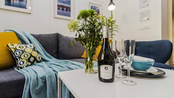 Estúdio (Apartment, Slezska 52) | Com decoração personalizada, com mobília individualizada, secretária