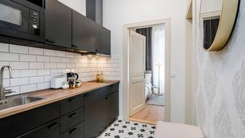 Apartamento Deluxe (Slezska 23) | Cozinha privada | Um frigorífico, um micro-ondas, um forno, uma placa de cozinha