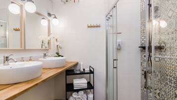 Apartamento Comfort | Casa de banho | Um polibã, um secador de cabelo, toalhas fornecidas, sabão