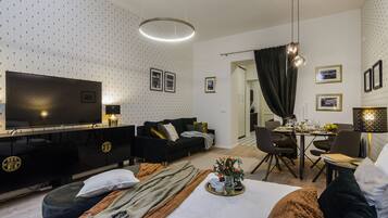 Apartamento Comfort | Cortinas/cortinados opacos, ferro/tábua de engomar, berço de viagem