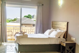 Cortinas blackout, Wi-Fi de cortesia, roupa de cama