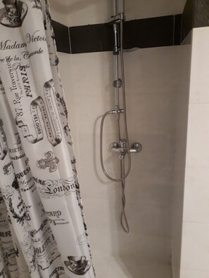 Estúdio | Casa de banho | Um polibã, toalhas fornecidas, papel higiénico 