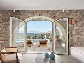 Hilltop Sea View Suite with Private Pool | Vista do quarto