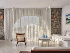 Hilltop Sea View Suite with Private Pool | Área de estar | TV de tela plana