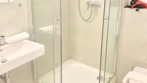 Apartamento Deluxe | Casa de banho | Um polibã, artigos de higiene pessoal grátis, um secador de cabelo 